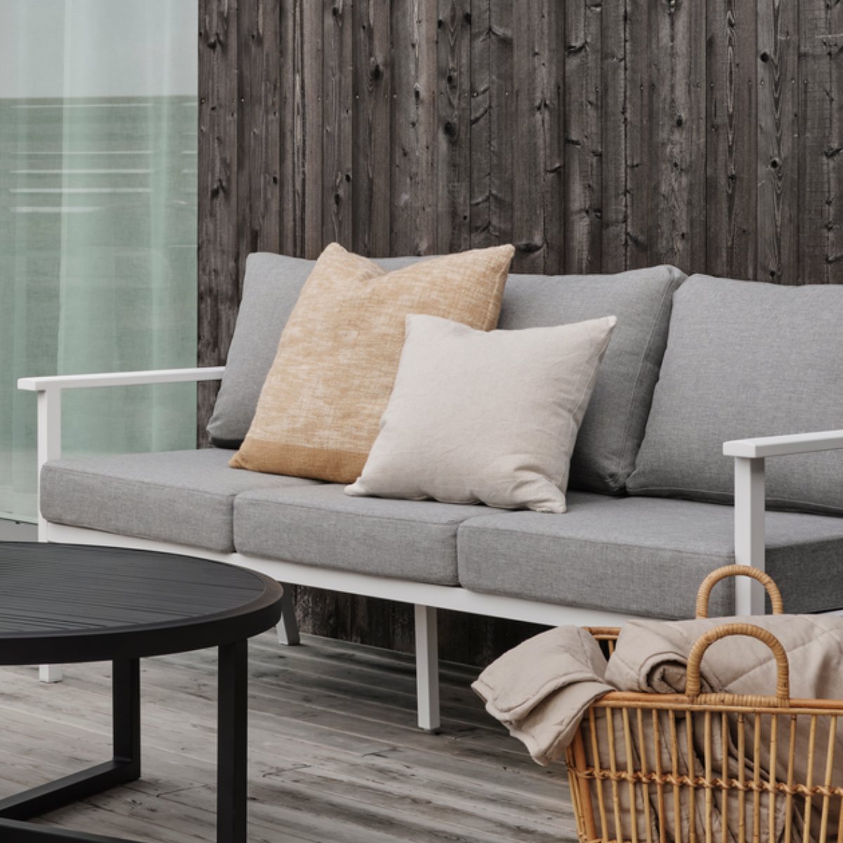 Rymliga och bekväma 3-sitssoffor ute – Folkhemmet